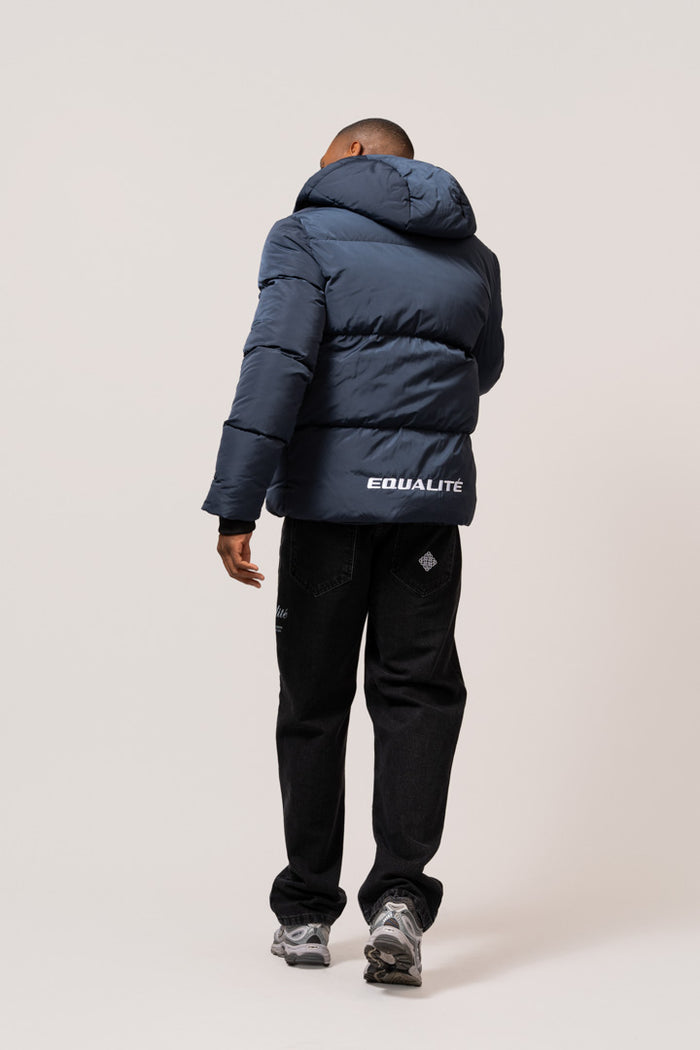 ESSENTIAL PUFFER JACKET | NAVY - Equalité